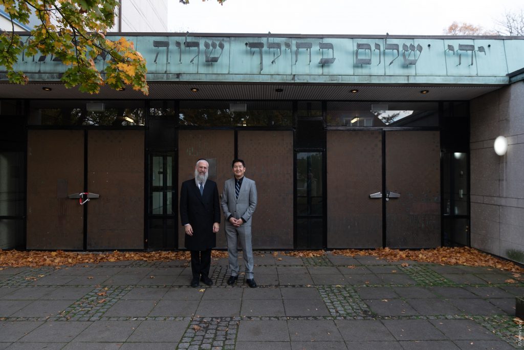 Generalkonsul Jason Chue besuchte Synagoge in Hamburg – Raawi